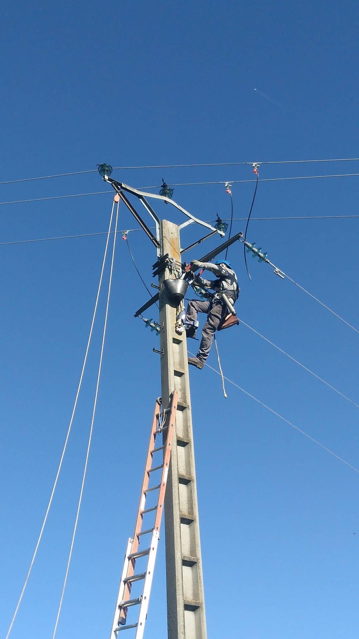 Réalisation de travaux électriques aériens HTA/BT - Serfim